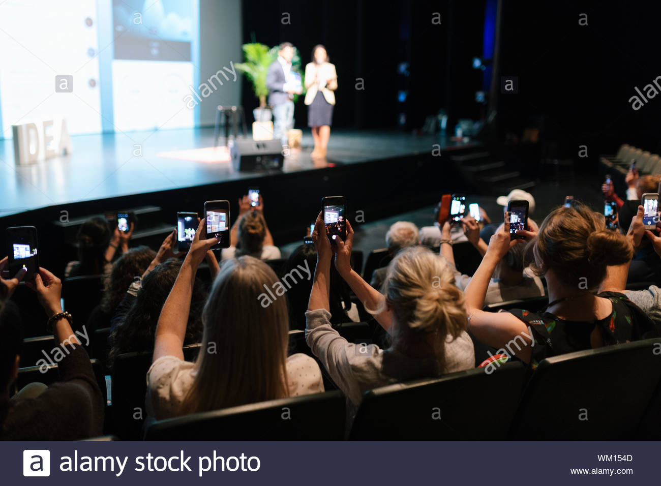 Large group people mobile phones hi-res stock photography and images ...
