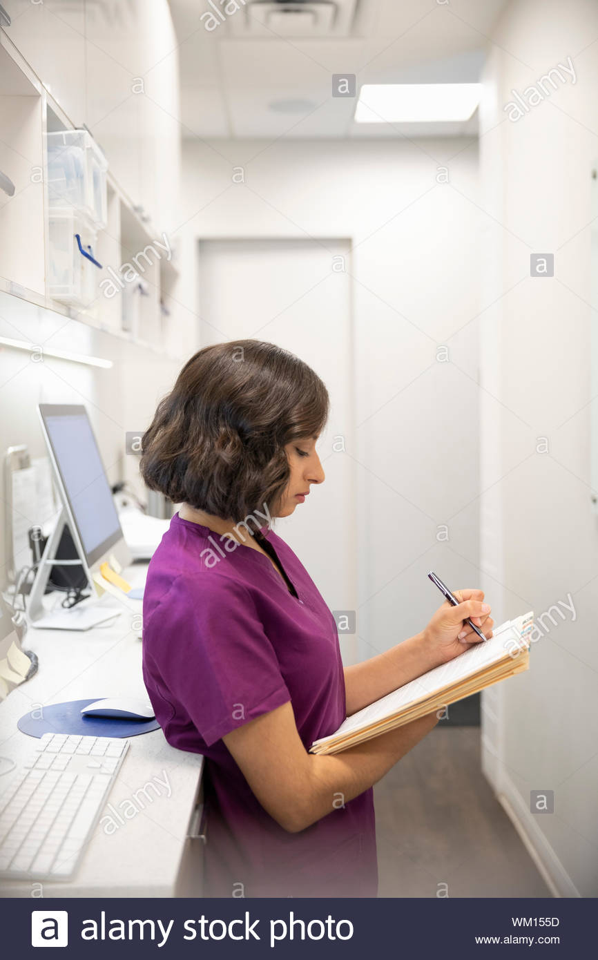 Nurse charting hi-res stock photography and images - Alamy