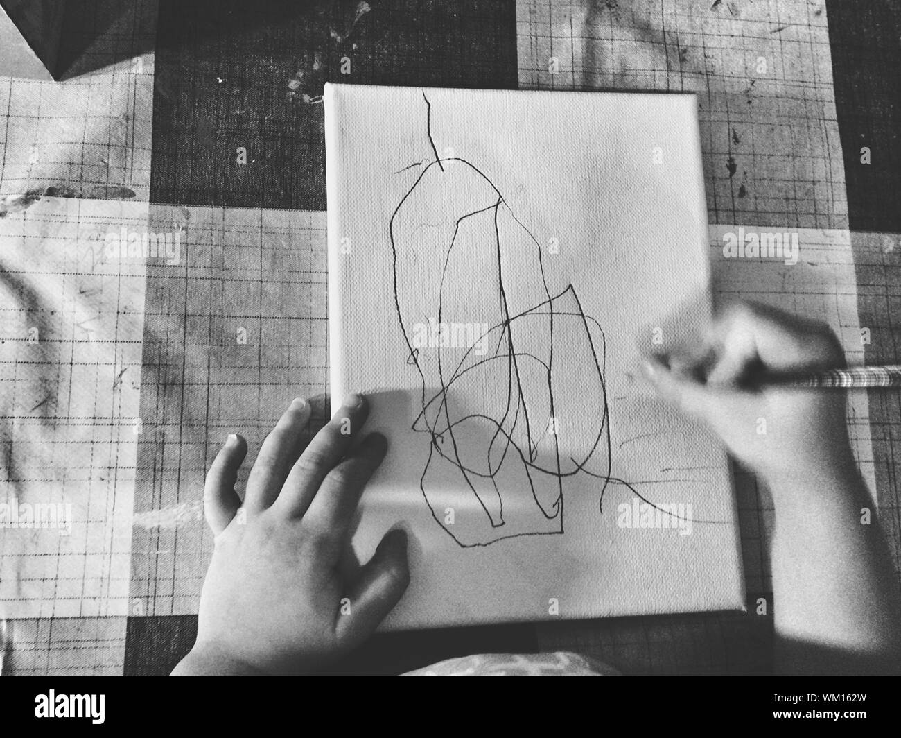 Child hands drawing hi-res stock photography and images - Alamy