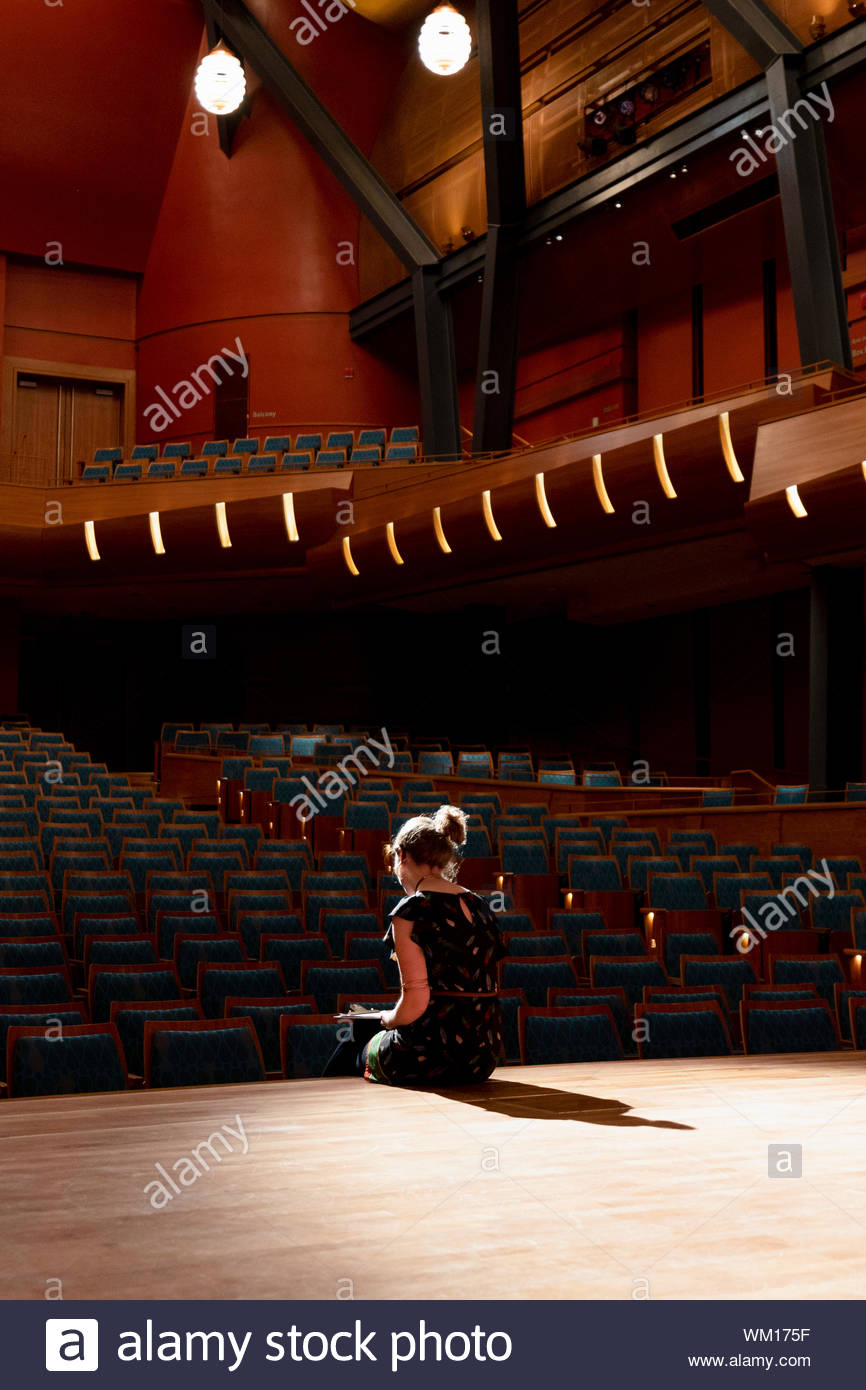 Actor in spotlight stage hi-res stock photography and images - Alamy