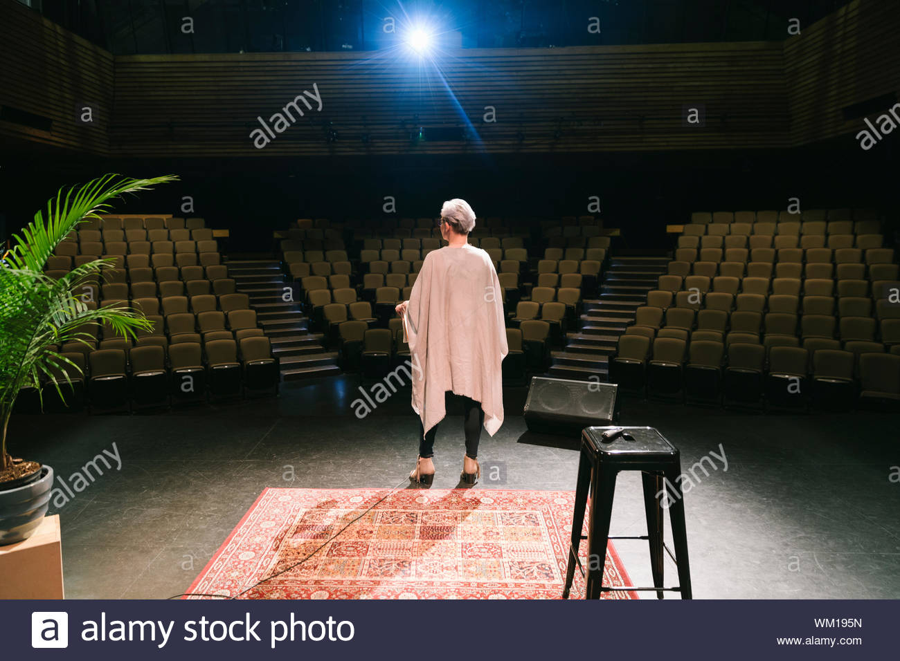 Spotlight on empty stage hi-res stock photography and images - Alamy