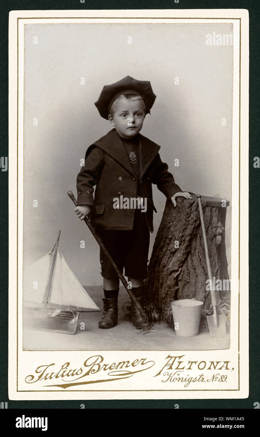 Kleiner junge hi-res stock photography and images - Alamy