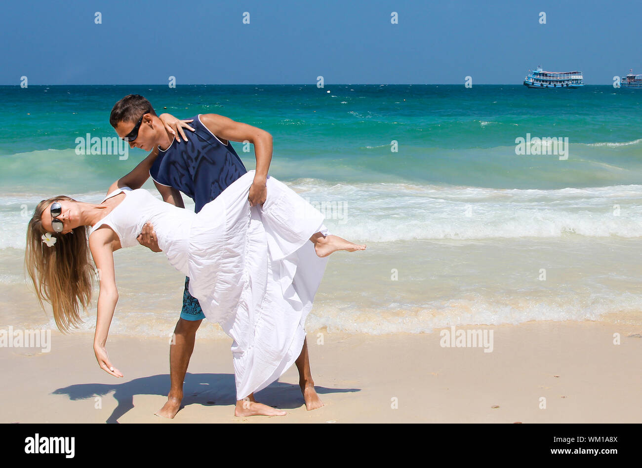 Romantic couple dancing on beach hi-res stock photography and images ...