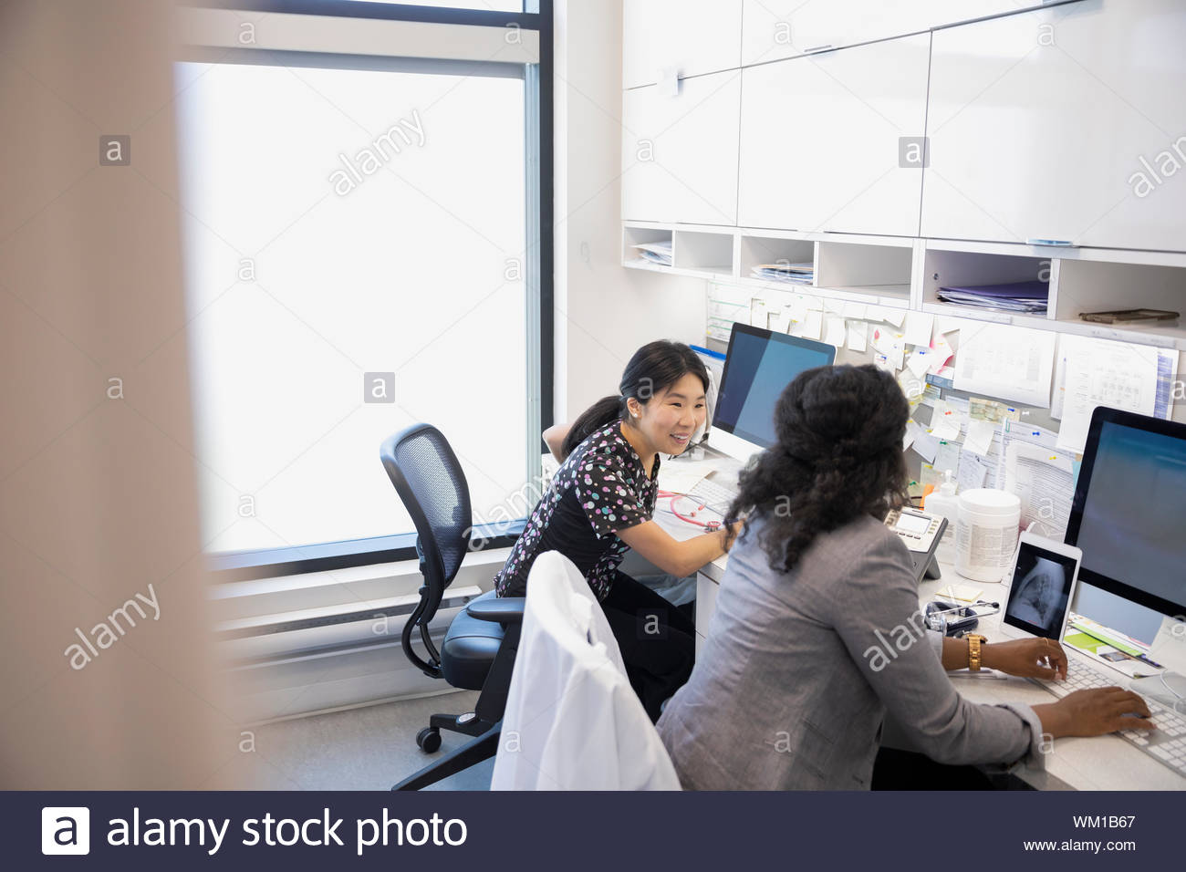 Nurse charting hi-res stock photography and images - Alamy
