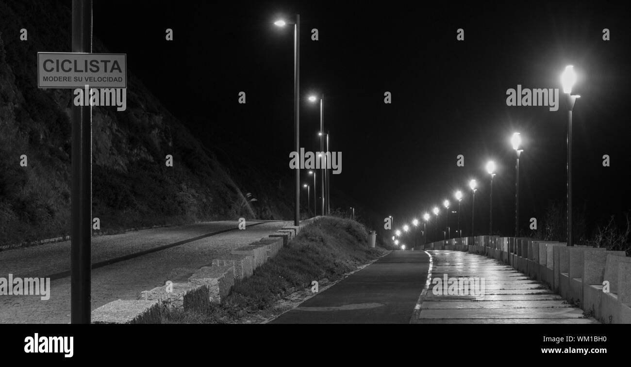 Road sign at night hi-res stock photography and images - Alamy
