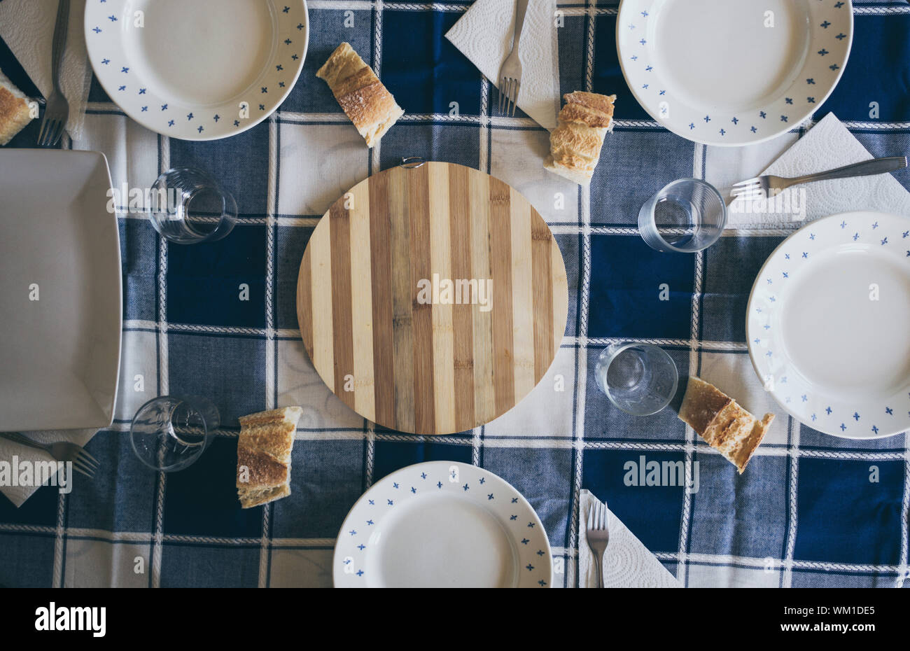 Setting a lunch table High Resolution Stock Photography and Images - Alamy