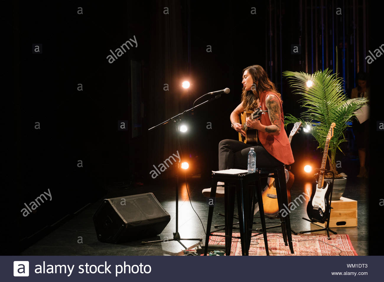 Singing on stage hi-res stock photography and images - Alamy