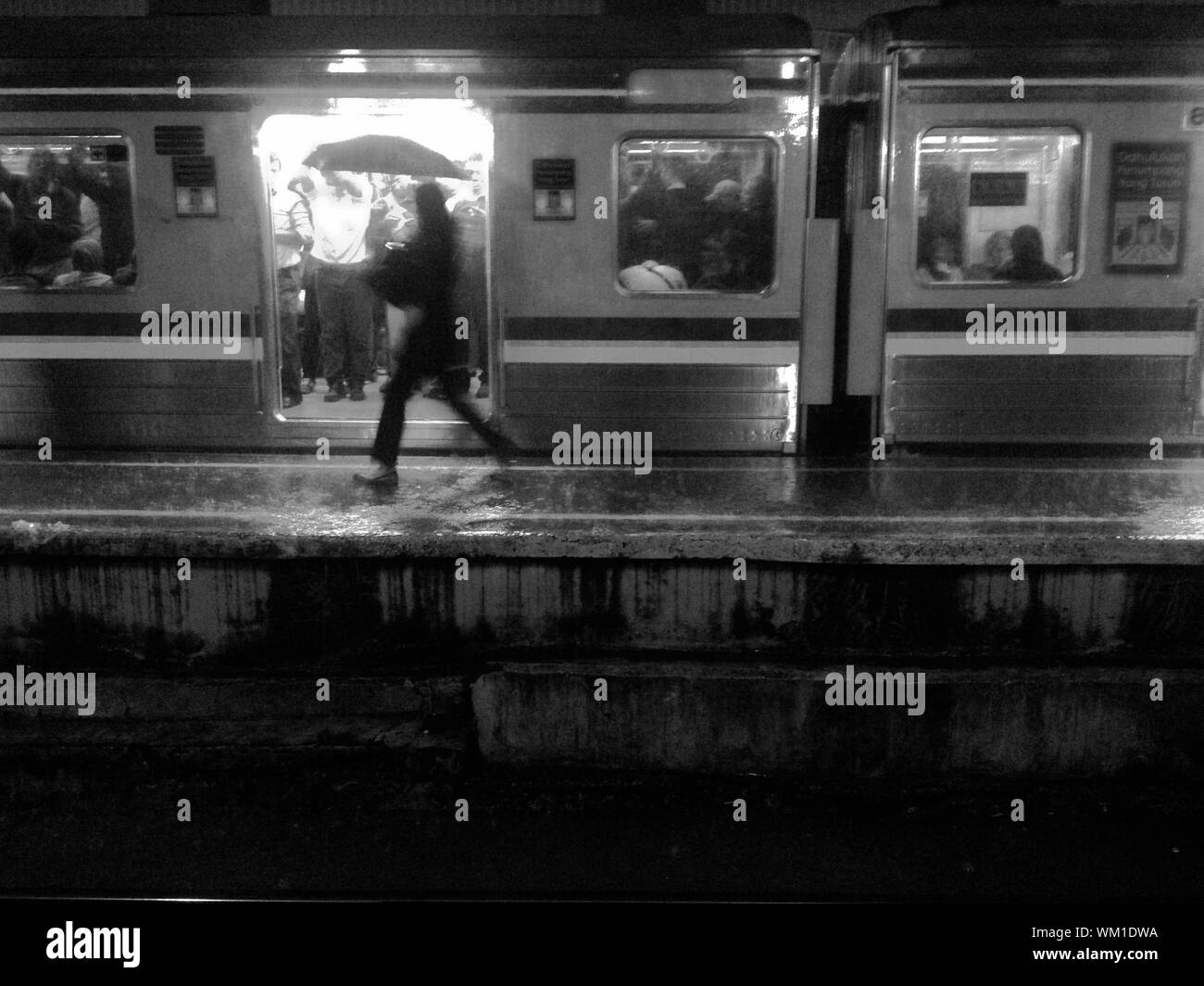 Running for the train hi-res stock photography and images - Alamy