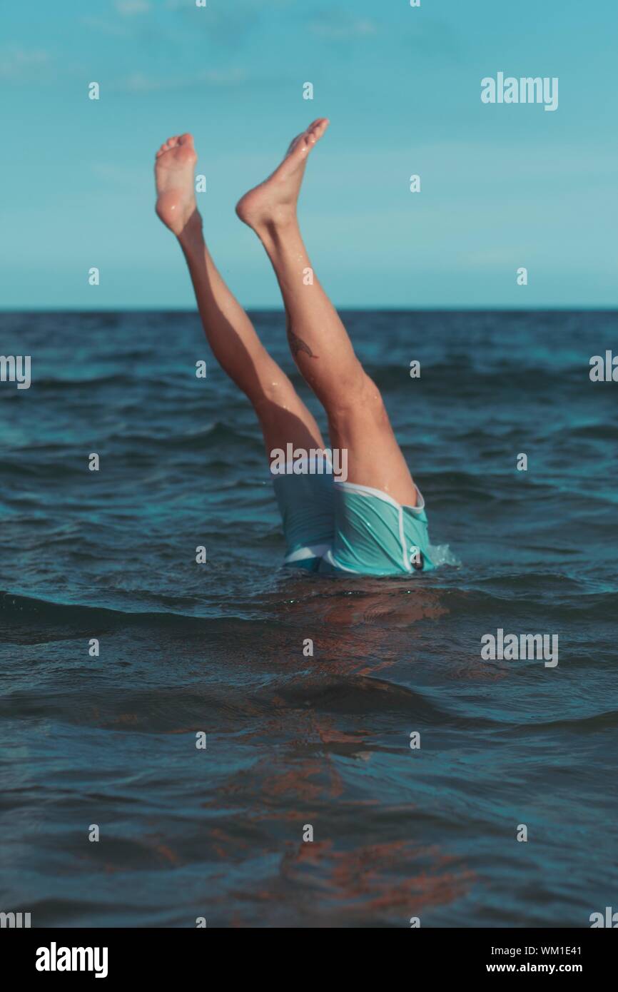 Men drowning hi-res stock photography and images - Alamy