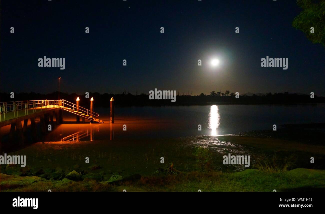 Water moonlight hi-res stock photography and images - Alamy