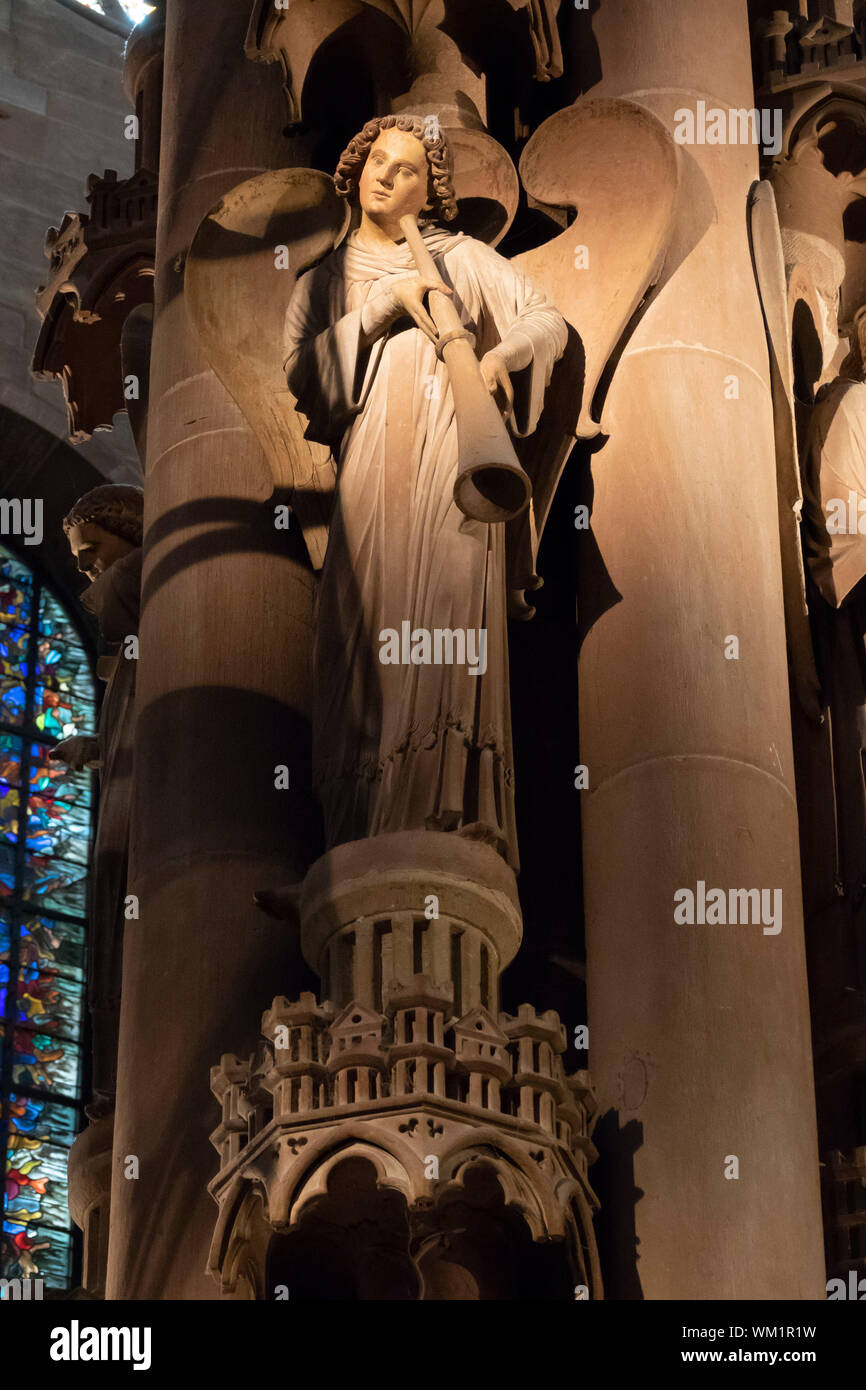Angel on pillar hi-res stock photography and images - Alamy