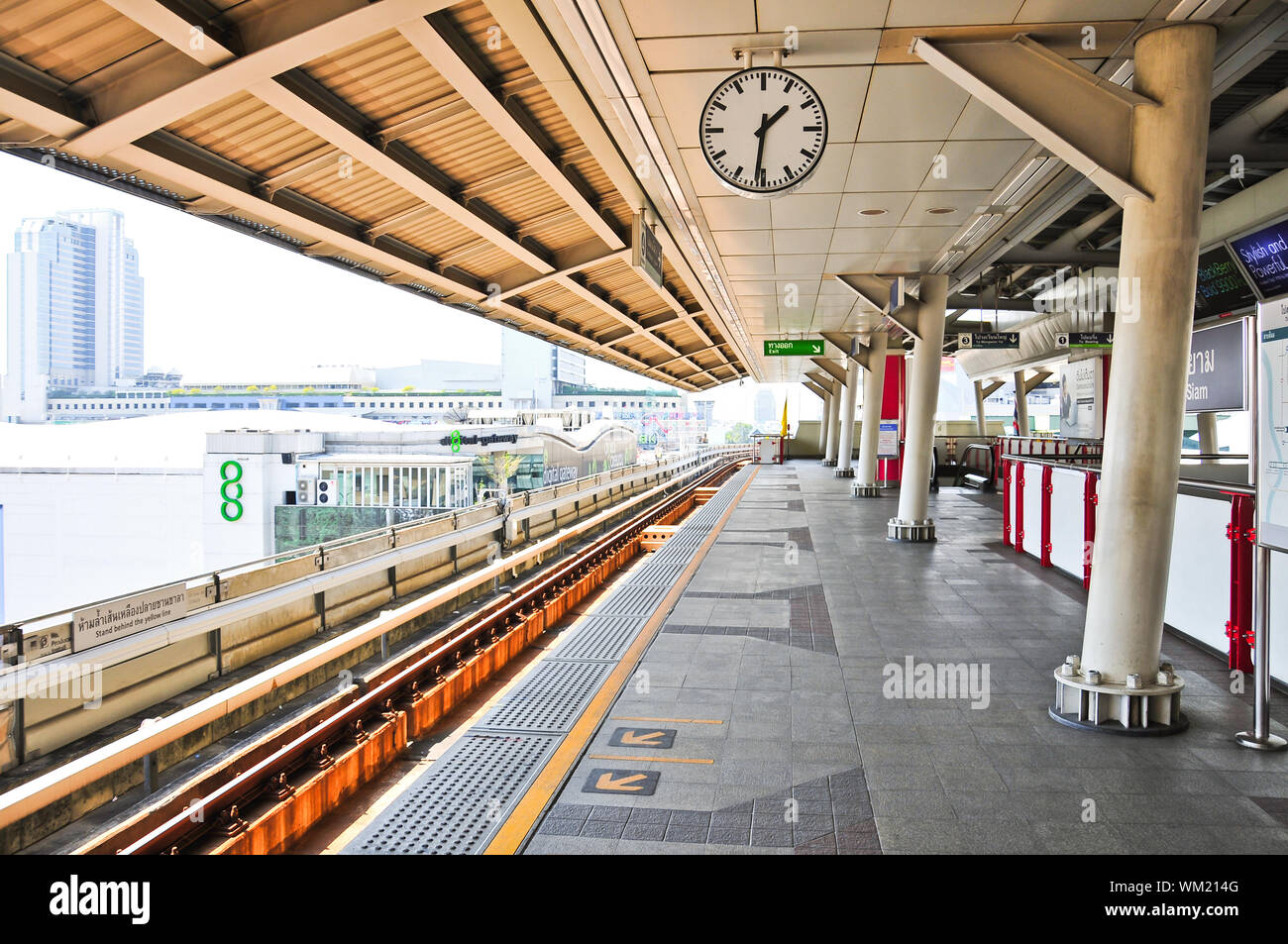 Clock railroad station platform clock hi-res stock photography and ...