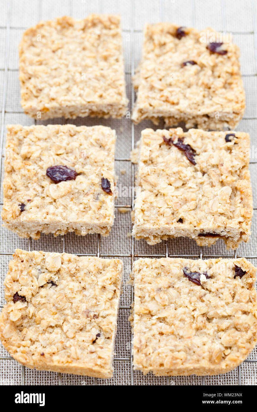 Freshly baked flapjack on a cooling tray Stock Photo - Alamy