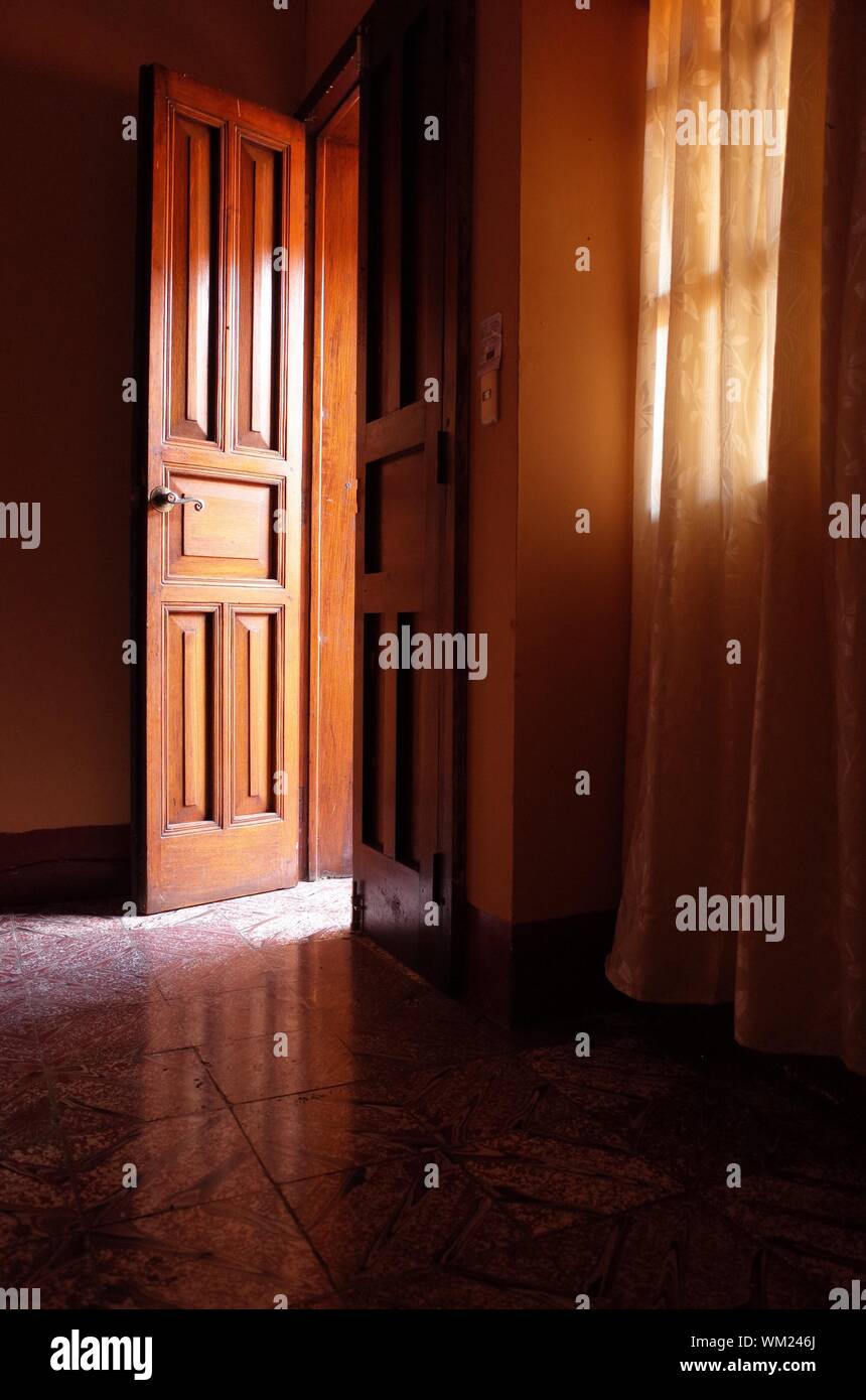 An open door hi-res stock photography and images - Alamy