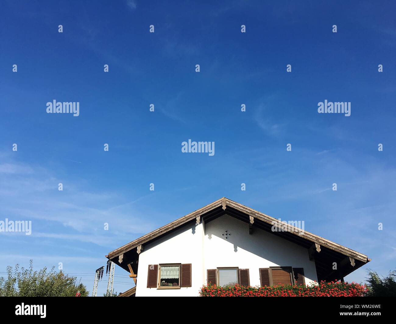 Blue sky blue house hi-res stock photography and images - Alamy