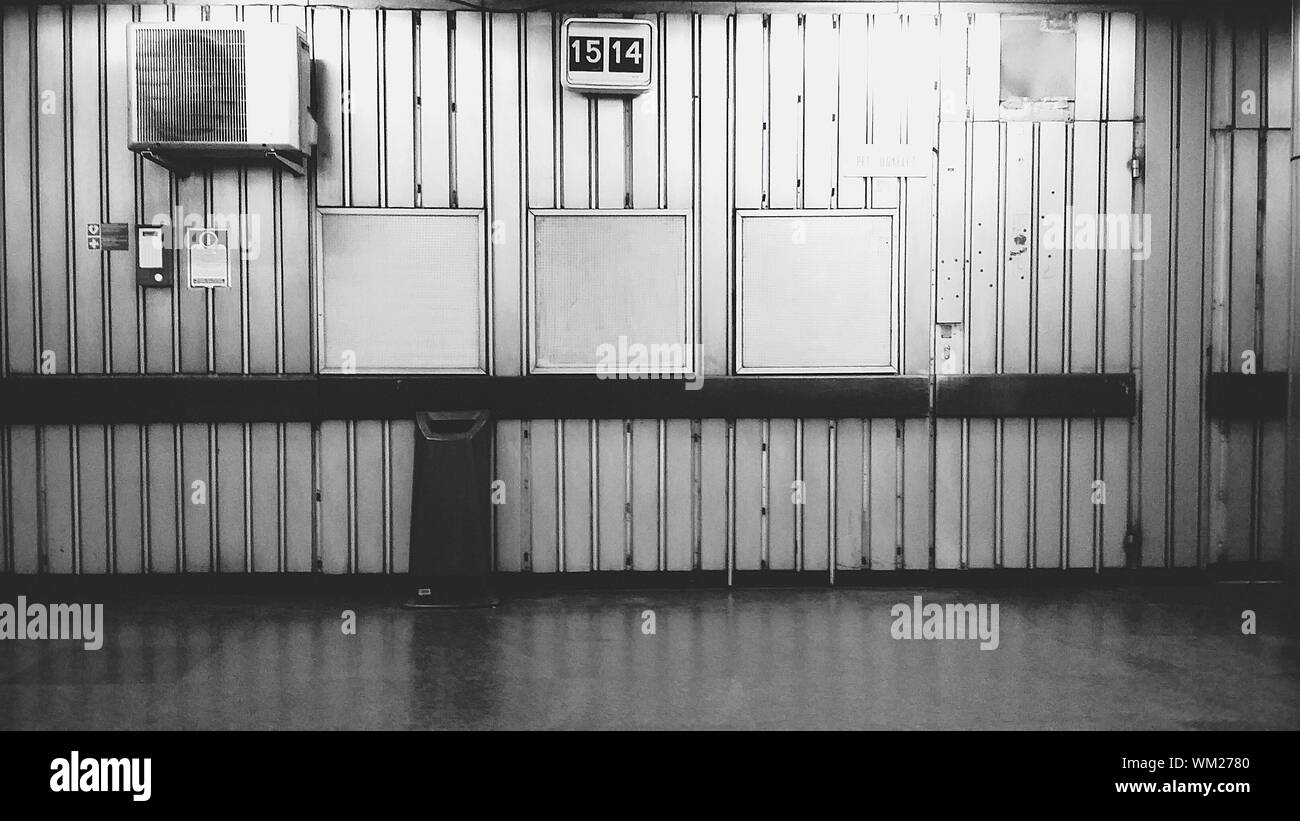 Subway station wall hi-res stock photography and images - Alamy