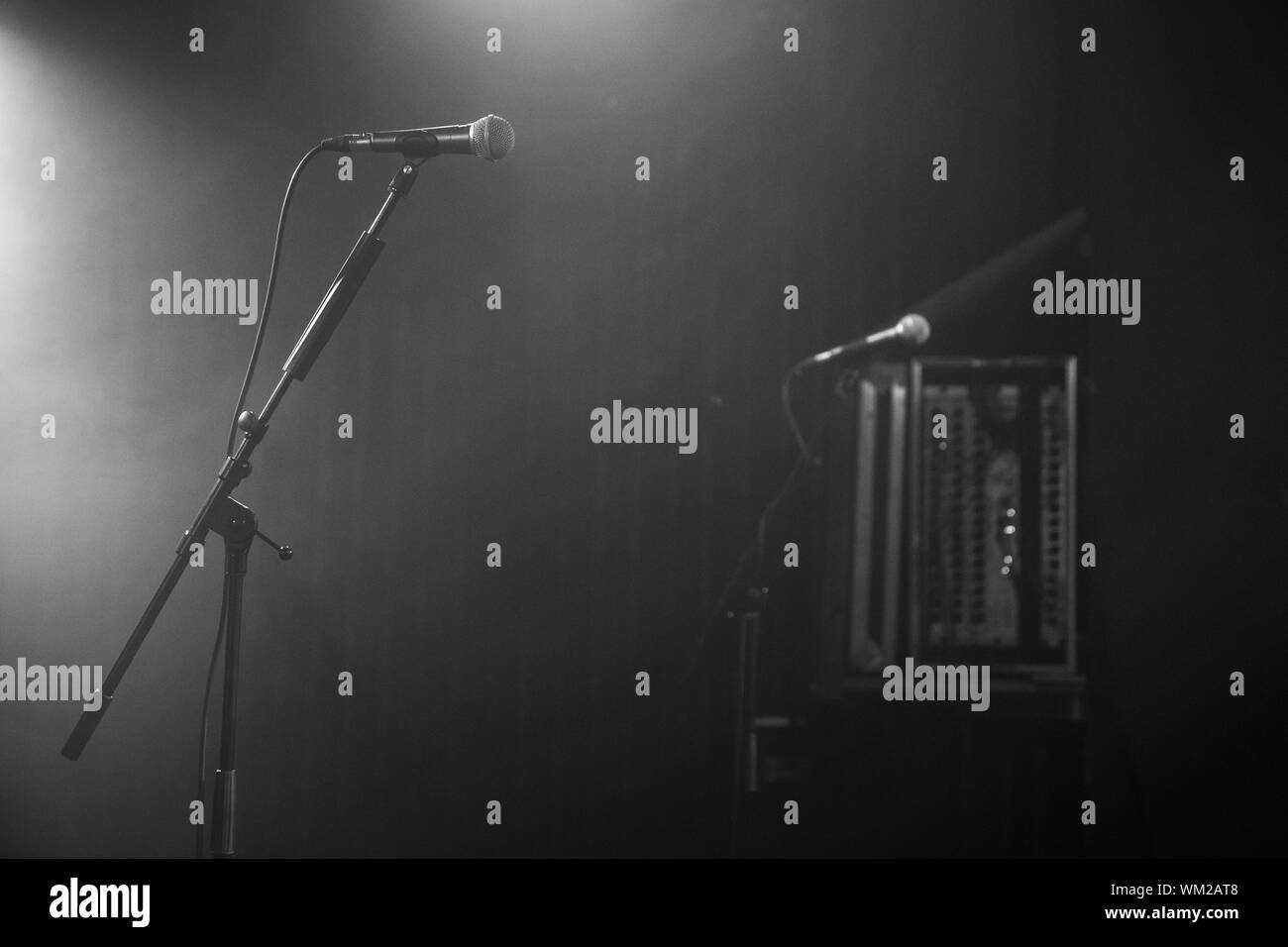 Stand microphone hi-res stock photography and images - Alamy