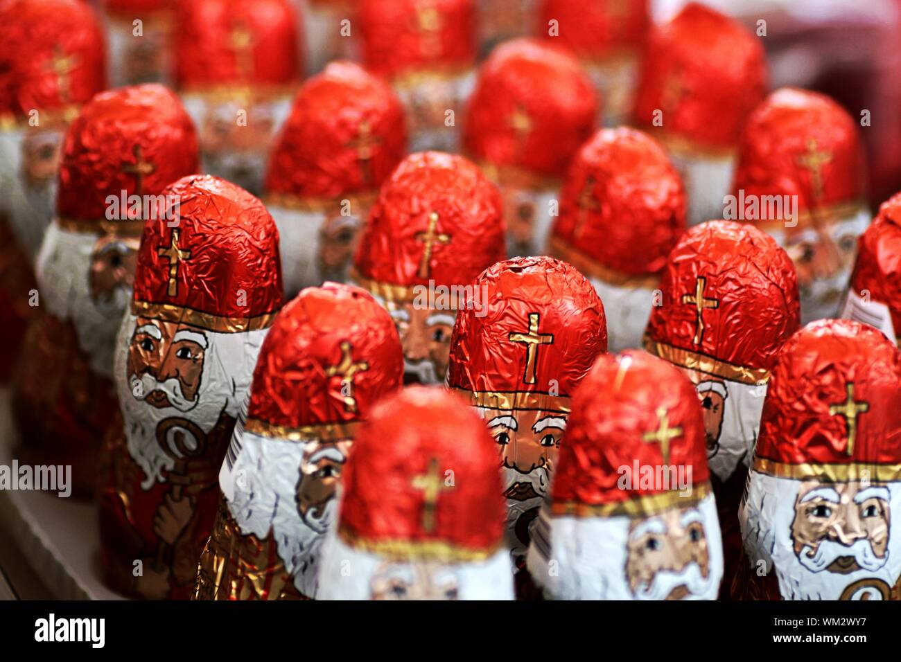 Wrapped chocolates hi-res stock photography and images - Alamy