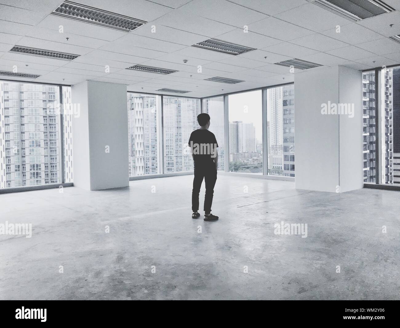 Man in empty room hi-res stock photography and images - Alamy