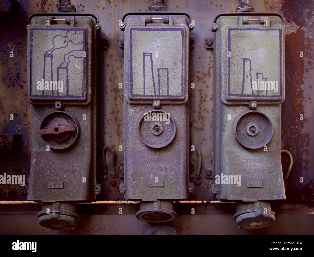 Fuse boxes hi-res stock photography and images - Alamy