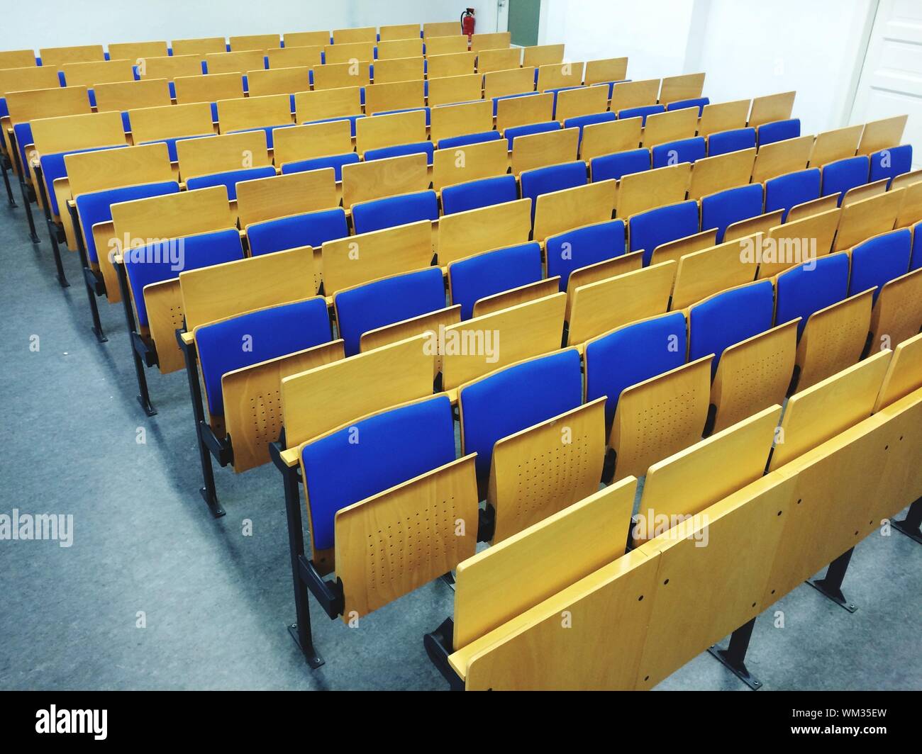 Empty lecture hall hi-res stock photography and images - Alamy