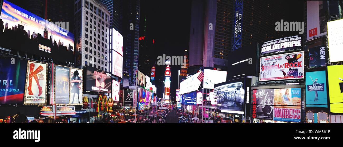 Times square buildings hi-res stock photography and images - Alamy