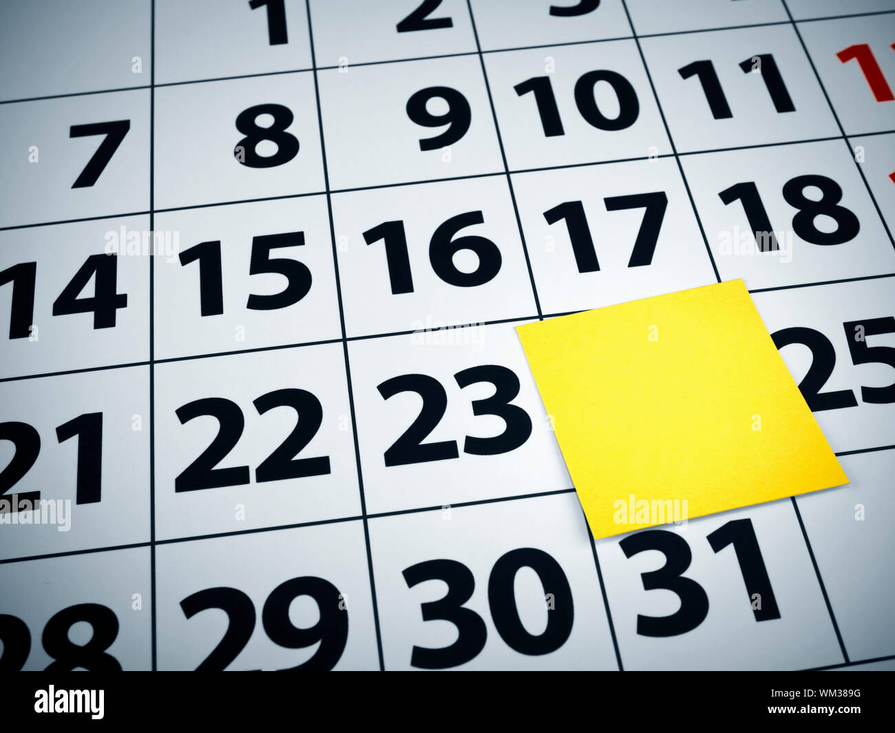 Close up of a blank sticky note on a calendar Stock Photo - Alamy