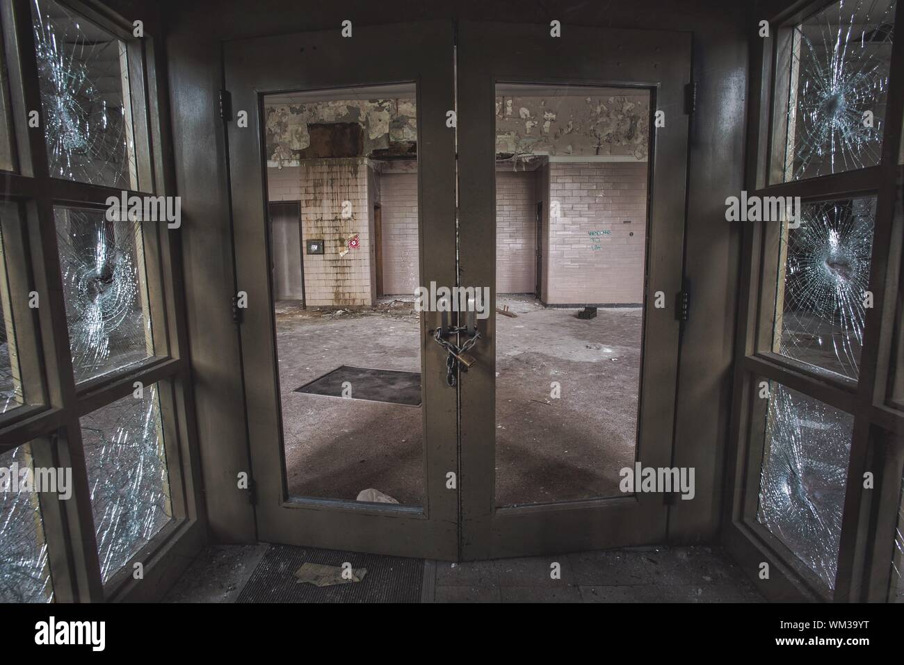 Worn out doors hi-res stock photography and images - Alamy
