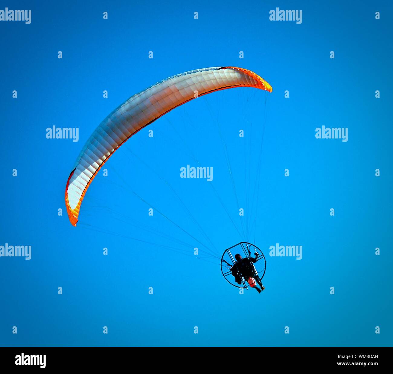 Motorized parachute hi-res stock photography and images - Alamy