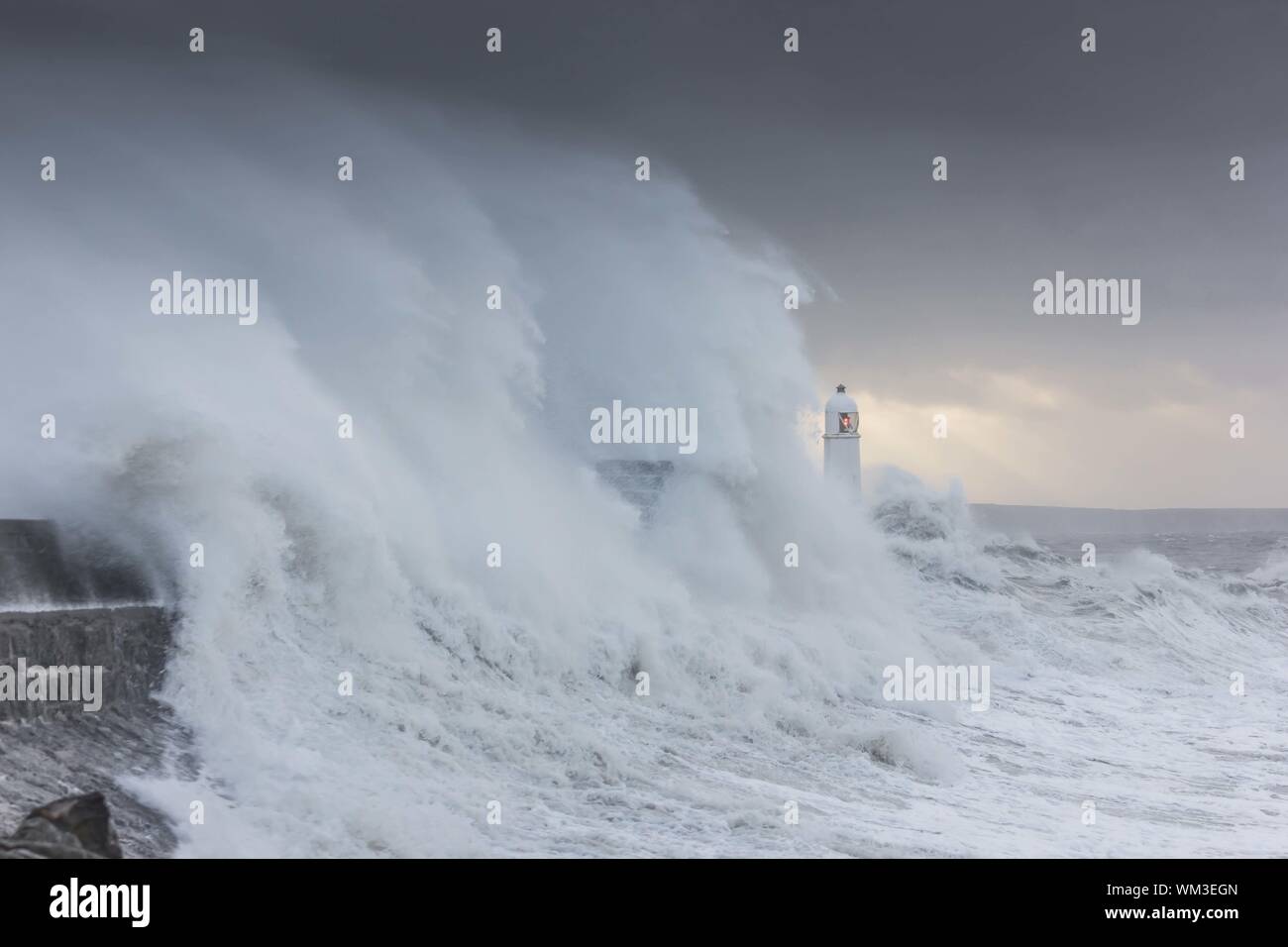 Powerful sea waves hi-res stock photography and images - Alamy