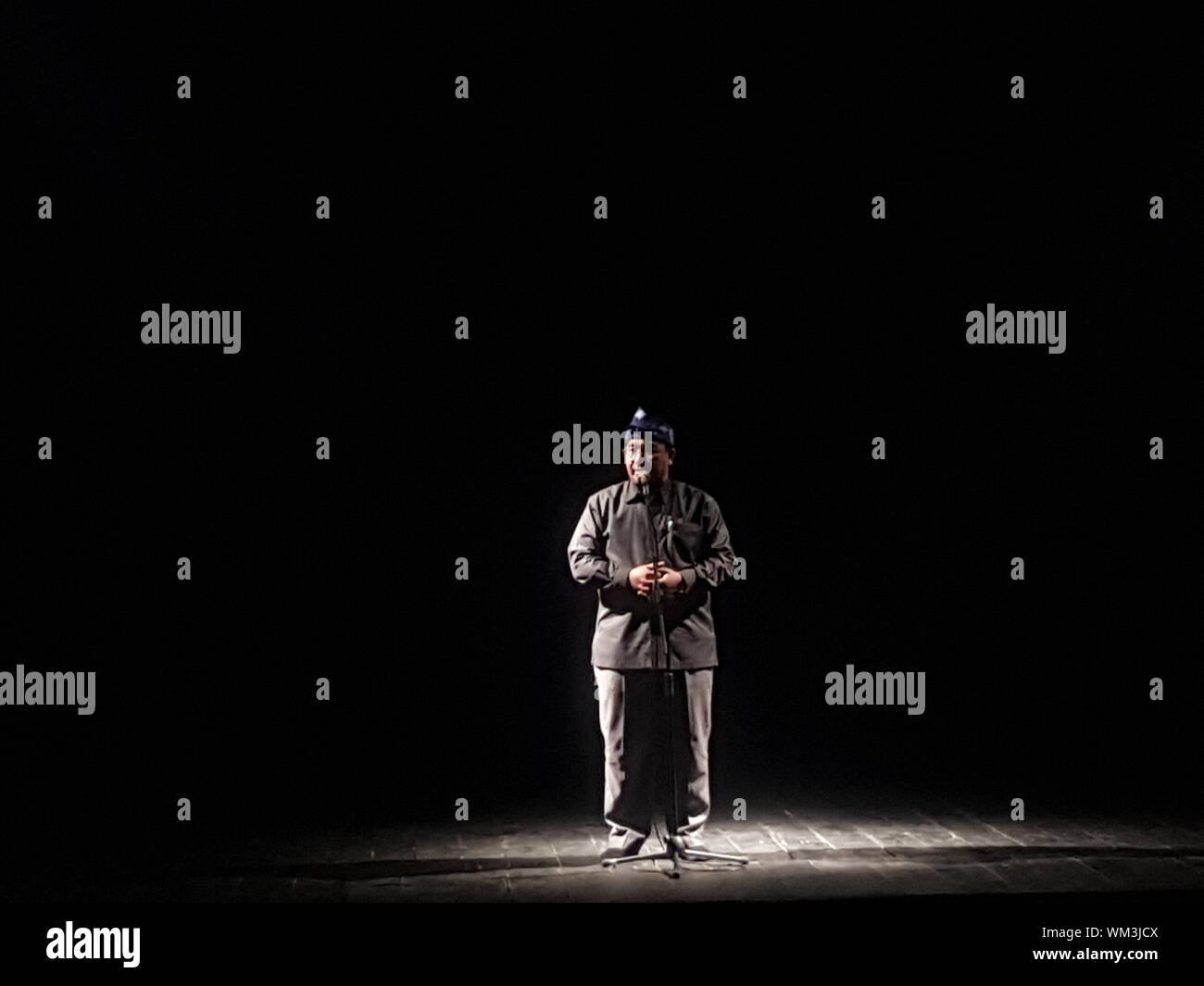 Standing at microphone hi-res stock photography and images - Alamy