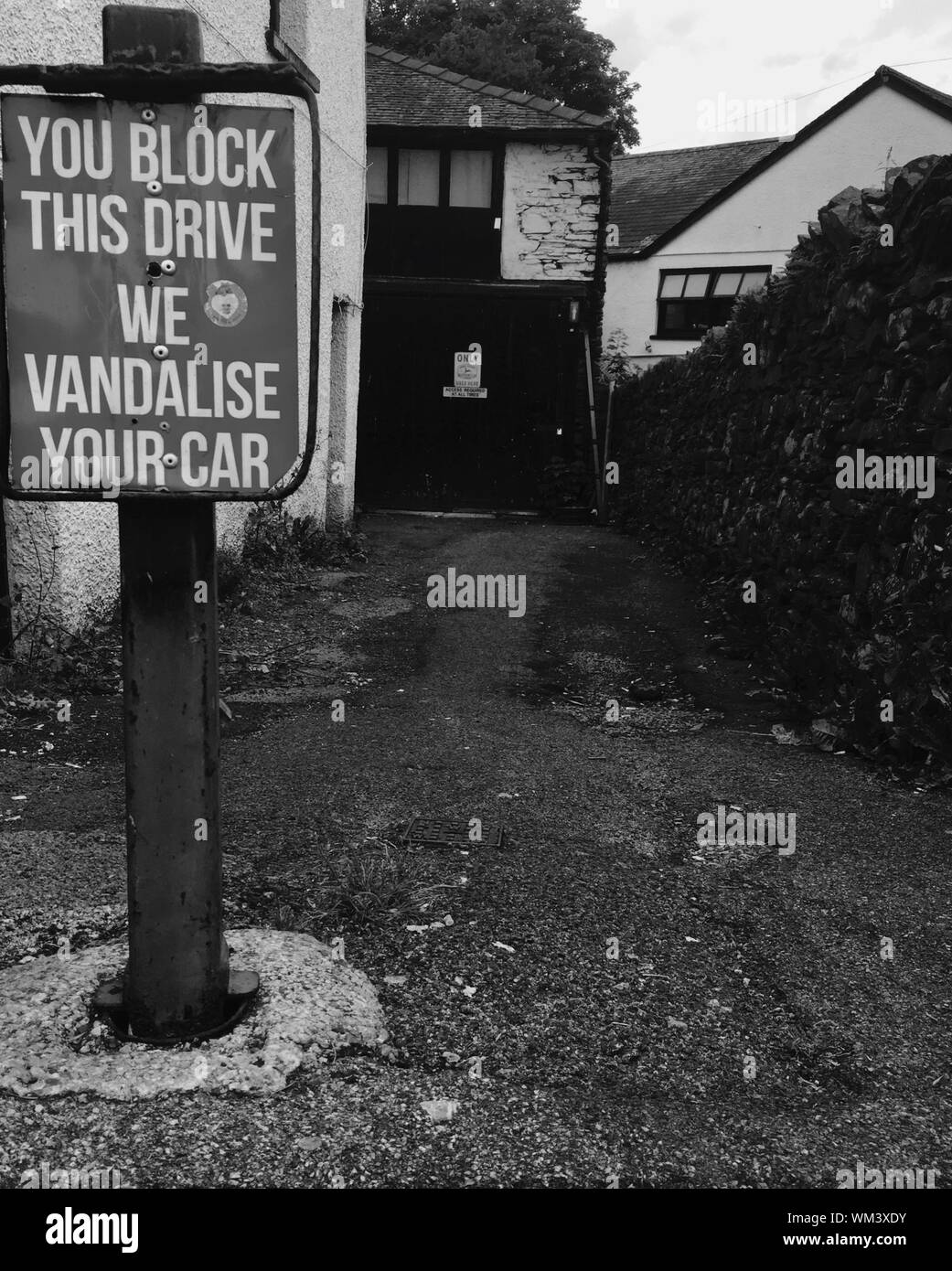 Driveway sign hi-res stock photography and images - Alamy