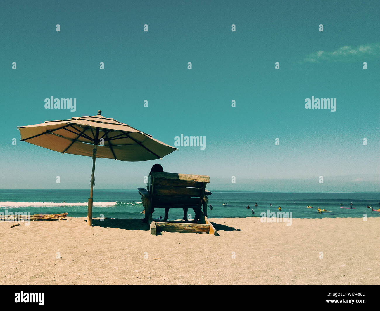 People sitting bench beach sand hi-res stock photography and images - Alamy