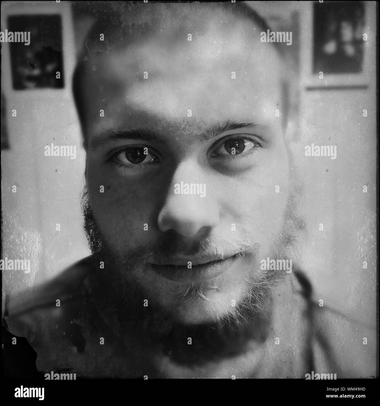 Man looking camera hi-res stock photography and images - Alamy