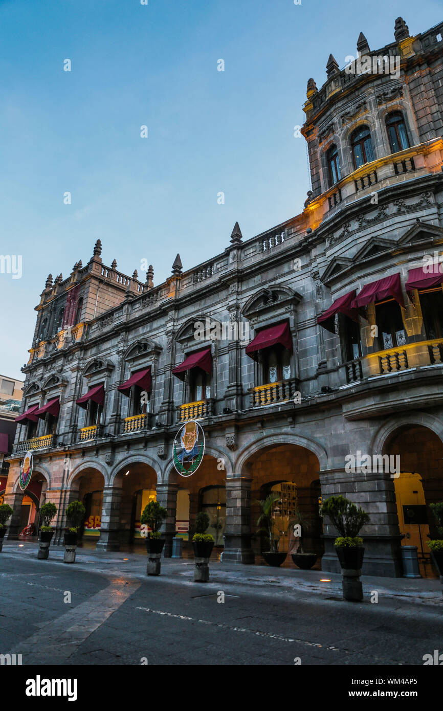 Fachada arquitectura colonial palacio edificio municipal en plaza hi ...
