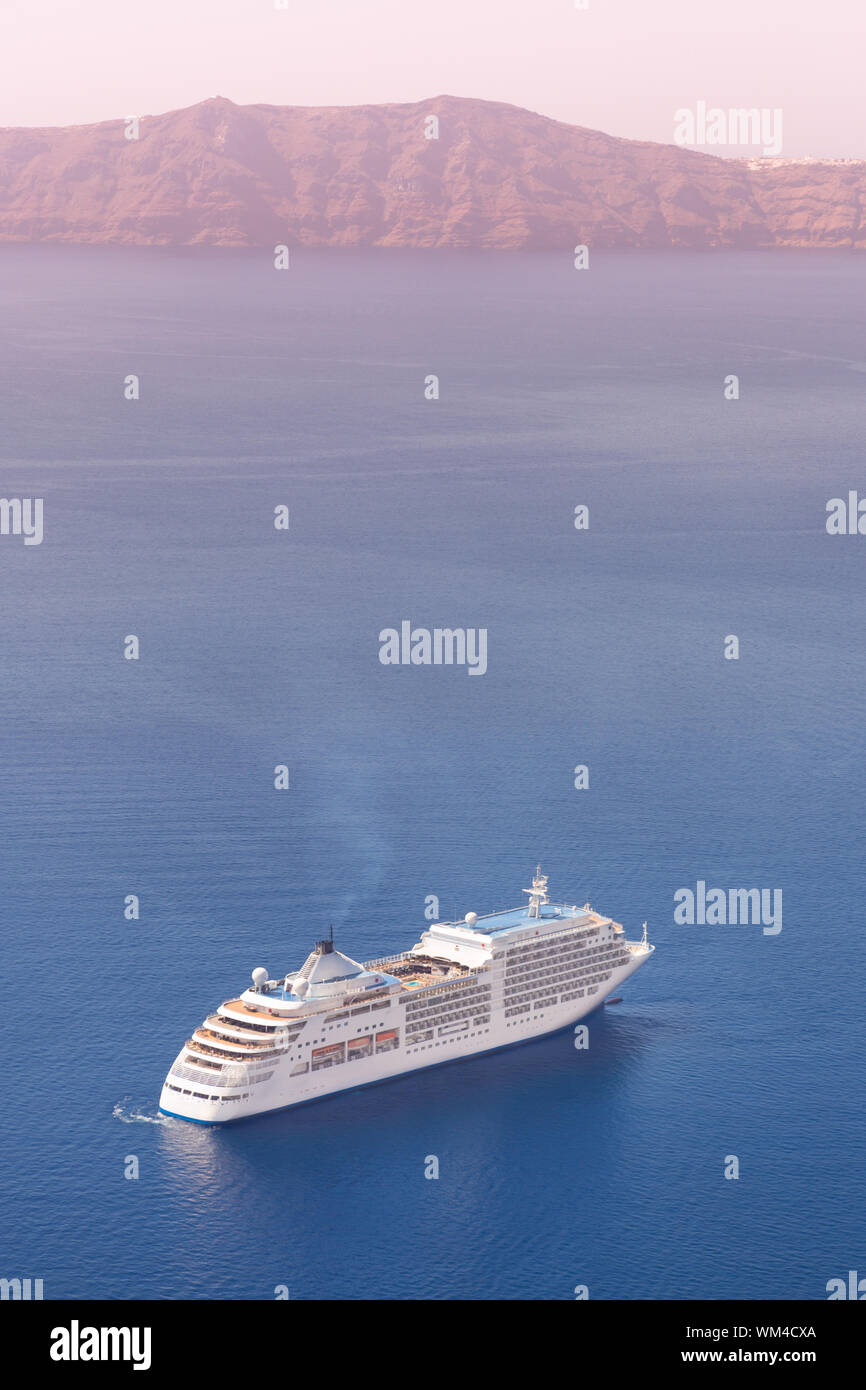 Luxury cruise sailing ship hi-res stock photography and images - Alamy
