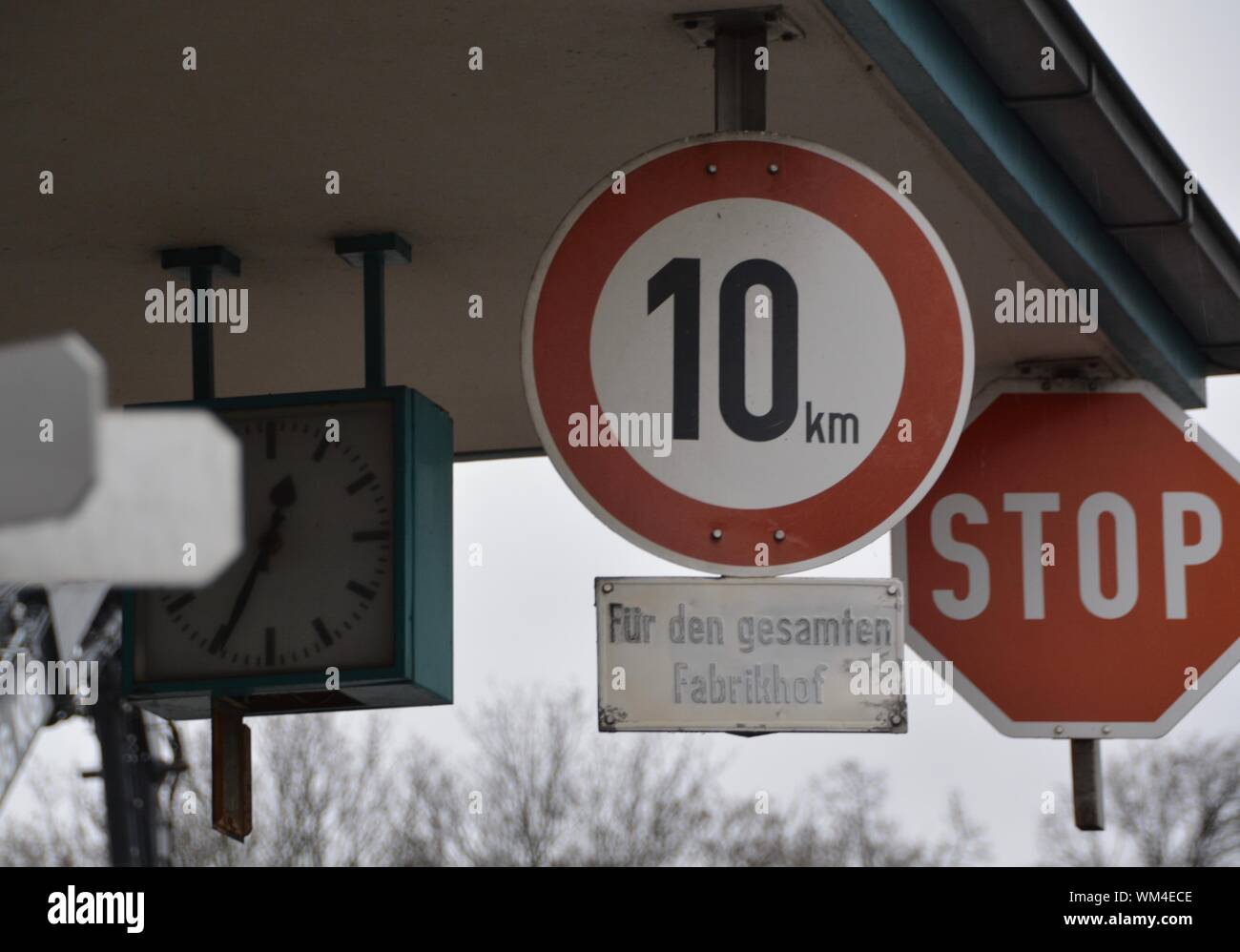 Hanging sign hanging signs hi-res stock photography and images - Alamy