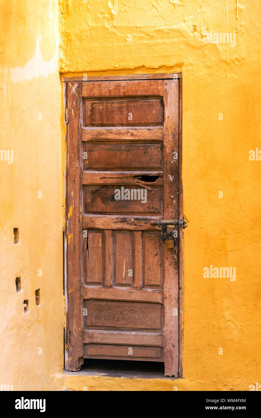 Closed house hi-res stock photography and images - Alamy
