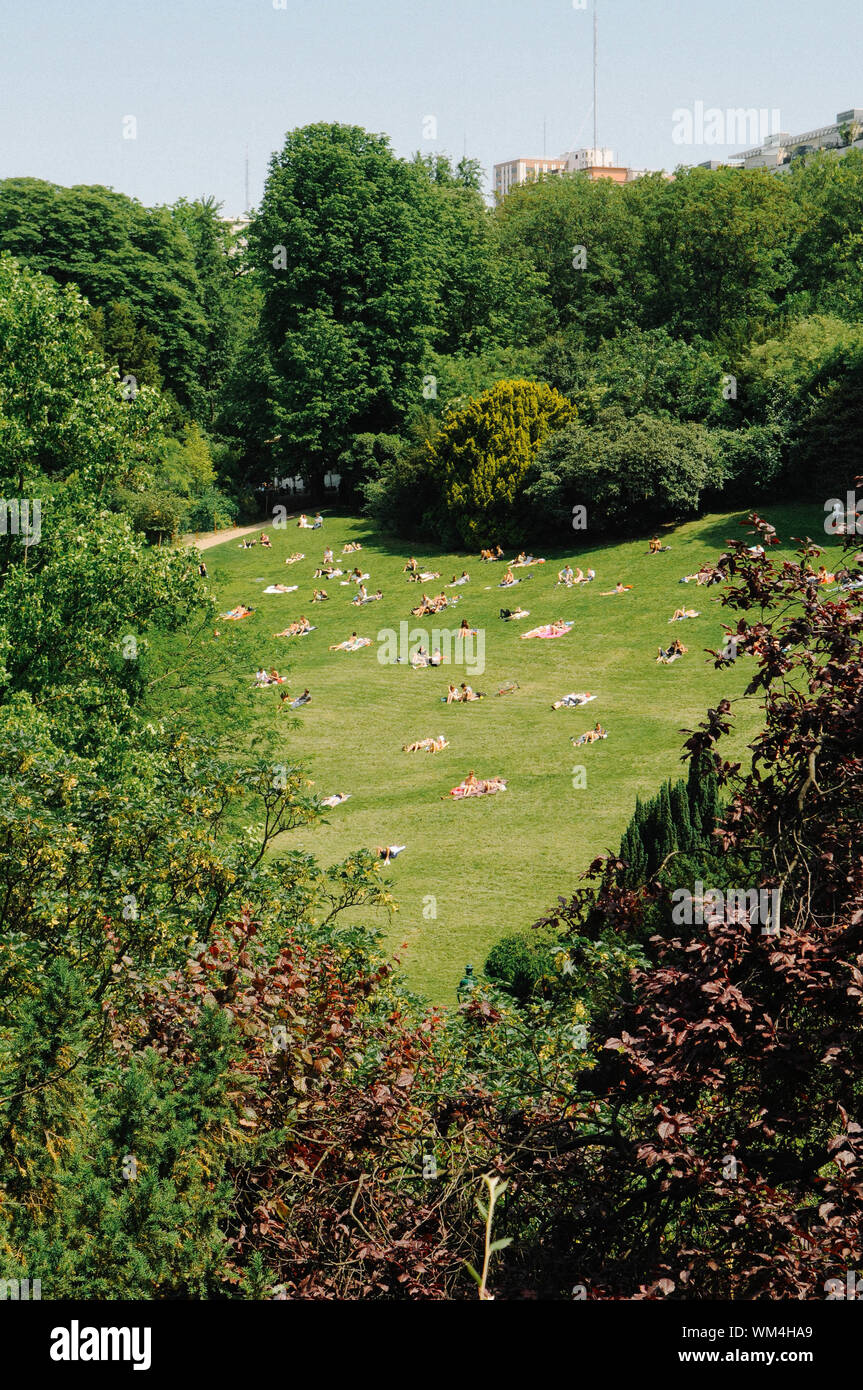 People sunbathing in green park hi-res stock photography and images - Alamy