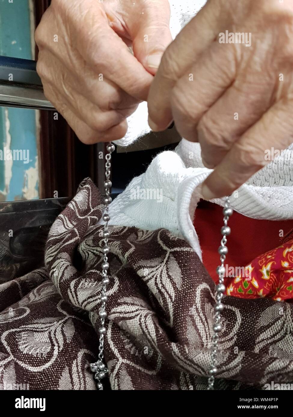 Human chain holding hands hi-res stock photography and images - Alamy