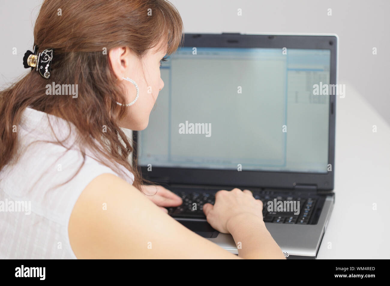The woman sits in front of the computer screen Stock Photo - Alamy