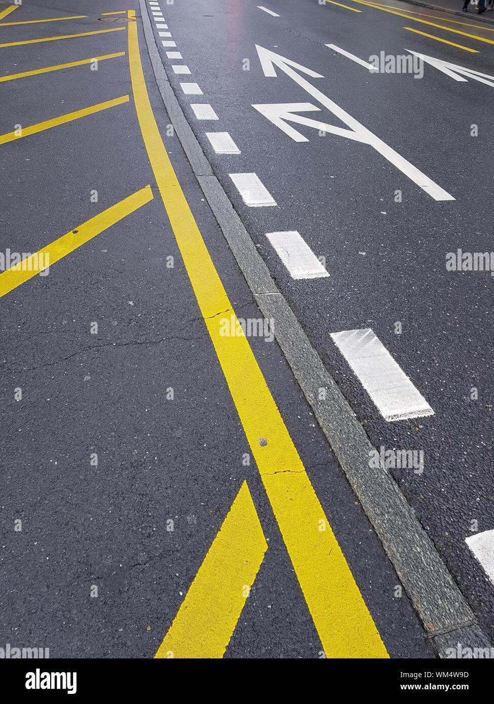 Yellow arrow road markings hi-res stock photography and images - Alamy