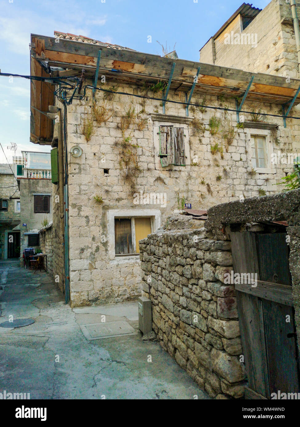 Medieval tenement hi-res stock photography and images - Alamy