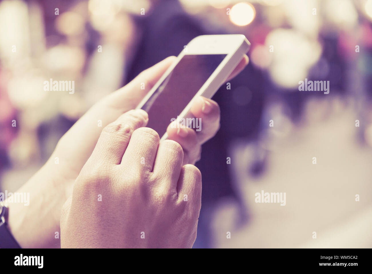 Human hand smart phone hi-res stock photography and images - Alamy
