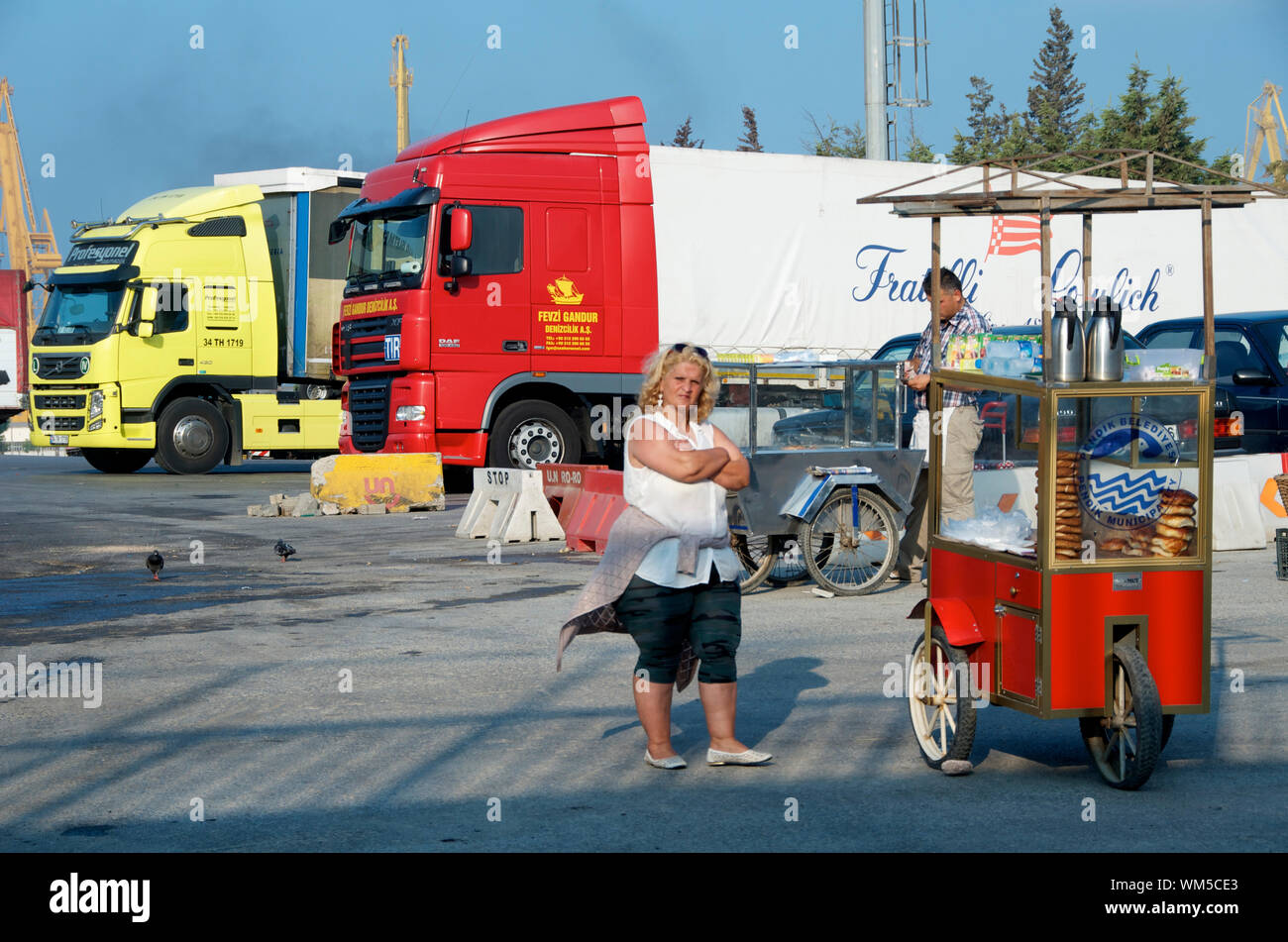 Turkish truck driver buys lunch in Istanbul Stock Photo - Alamy