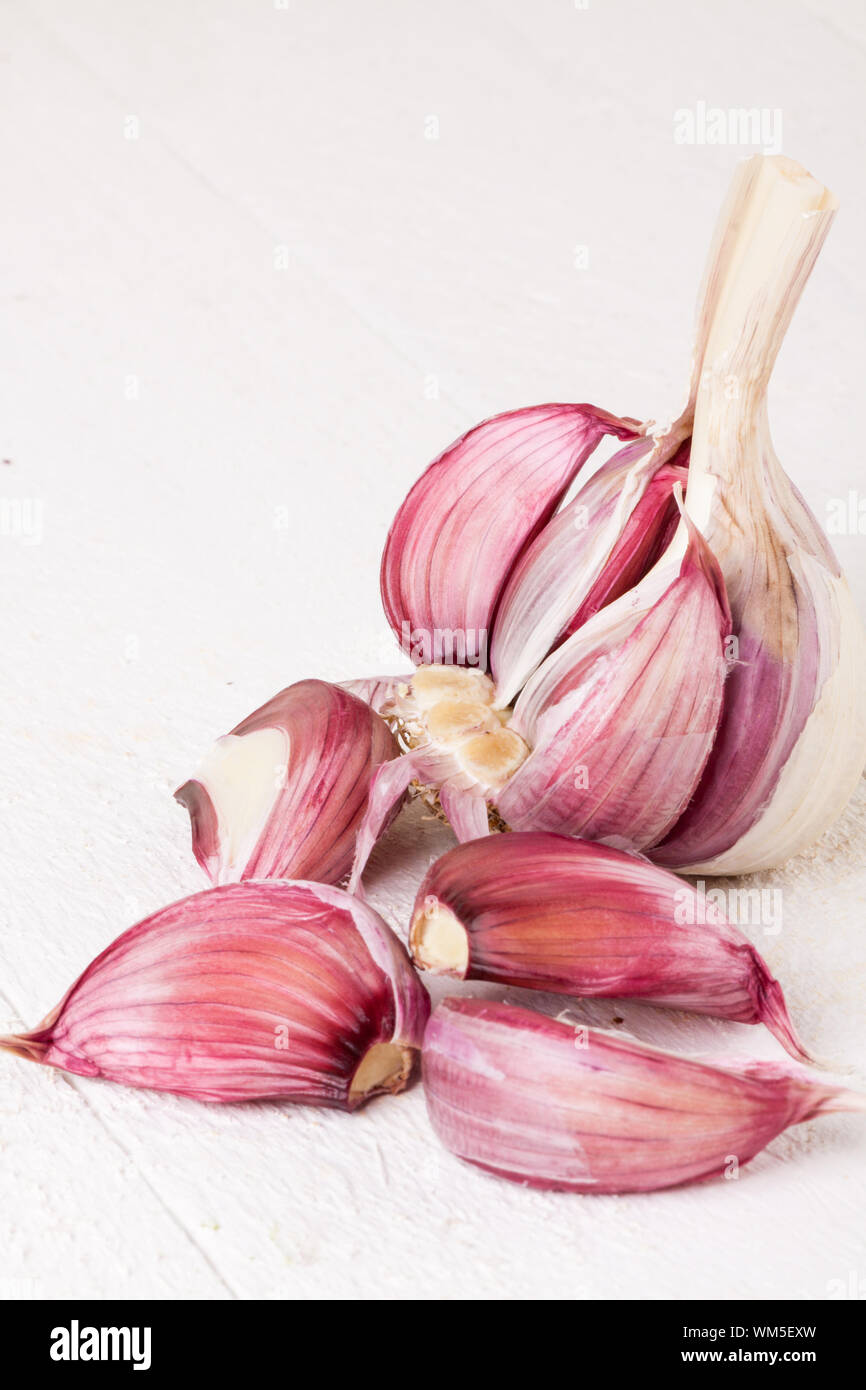 Fresh garlic bulb with loose cloves Stock Photo - Alamy