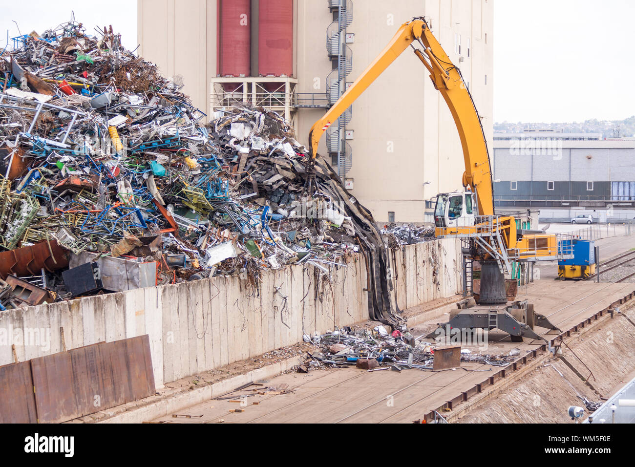 Barge being loaded hi-res stock photography and images - Alamy