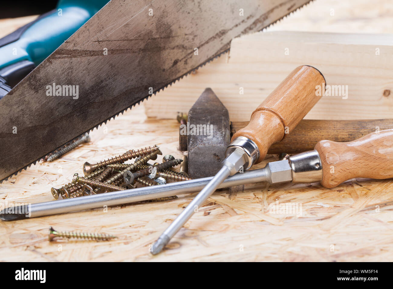 Drill with timber, screwdrivers and screws Stock Photo - Alamy