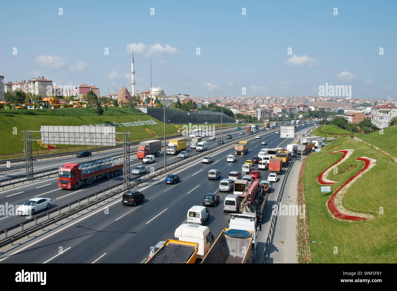 daily traffic jams on highways in Istanbul Stock Photo - Alamy