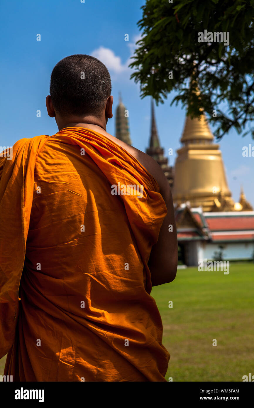 Person standing close to statue hi-res stock photography and images - Alamy
